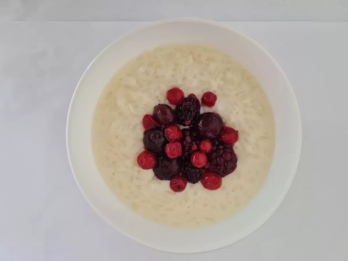 Piena zupa ar rīsiem un ogām